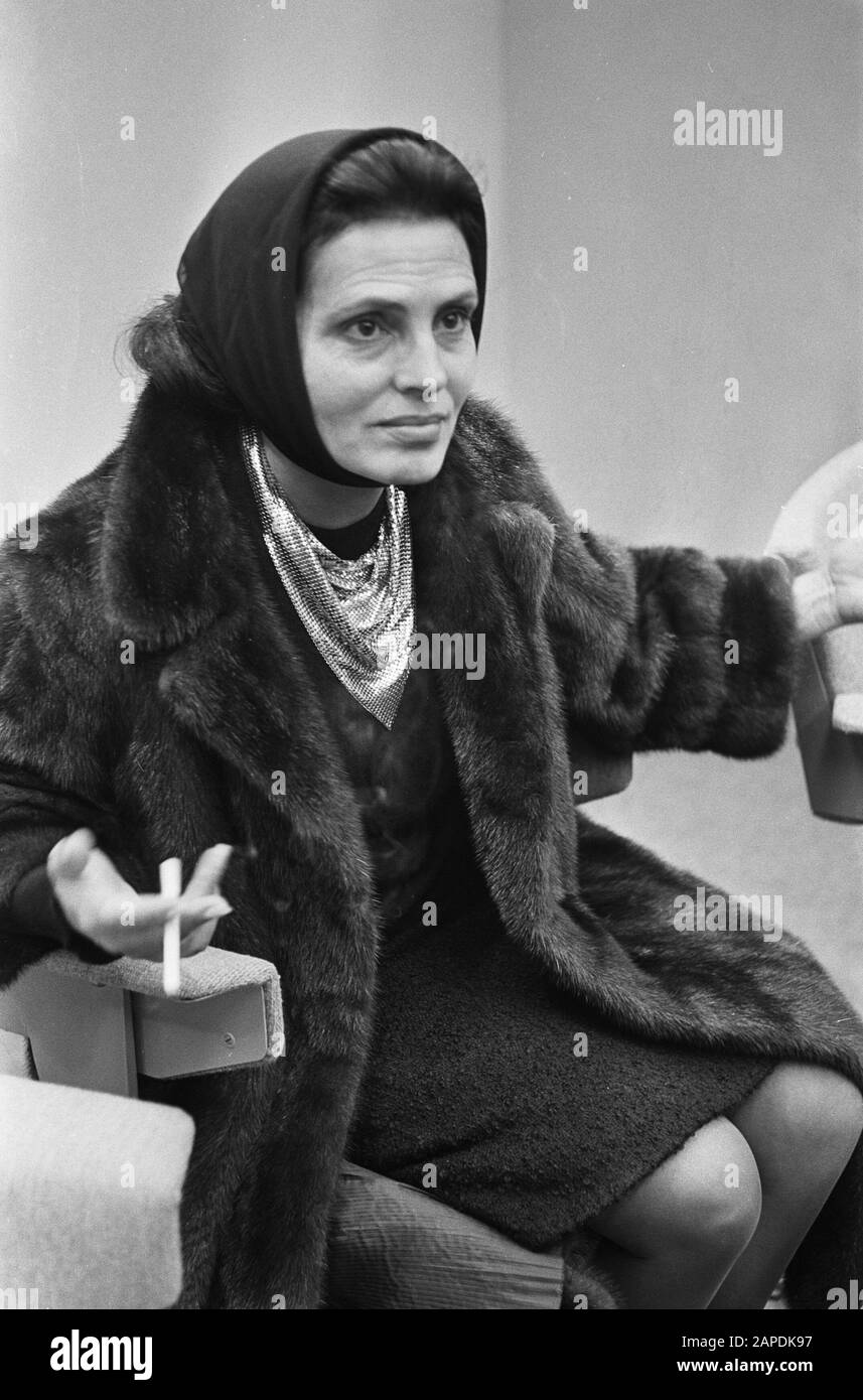 Amalia Rodrigues [Portuguese fado singer] at Schiphol Date: 8 October ...