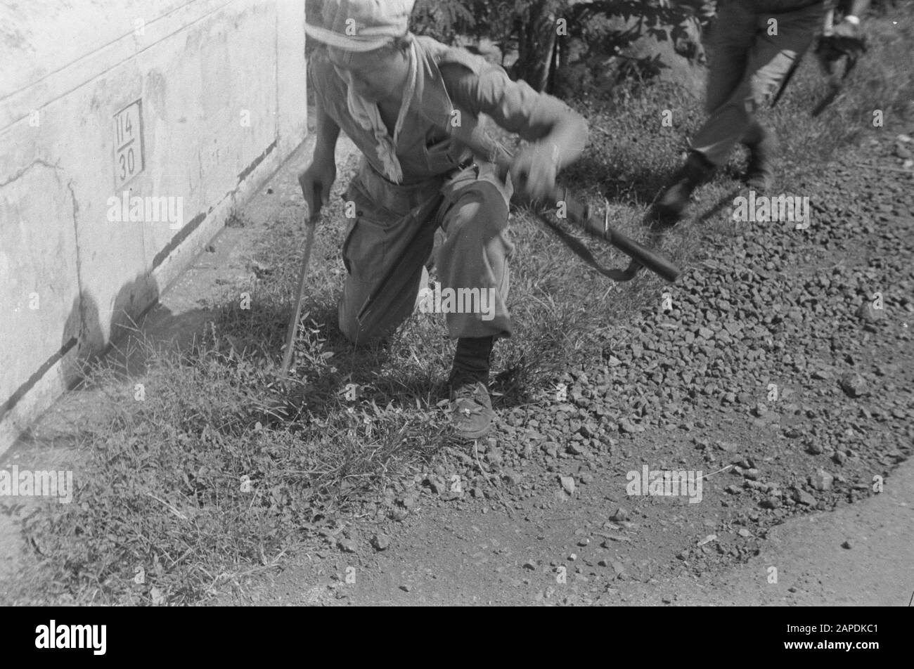 Infantry and armor KNIL Description: Ambarawa A KNIL military searches ...