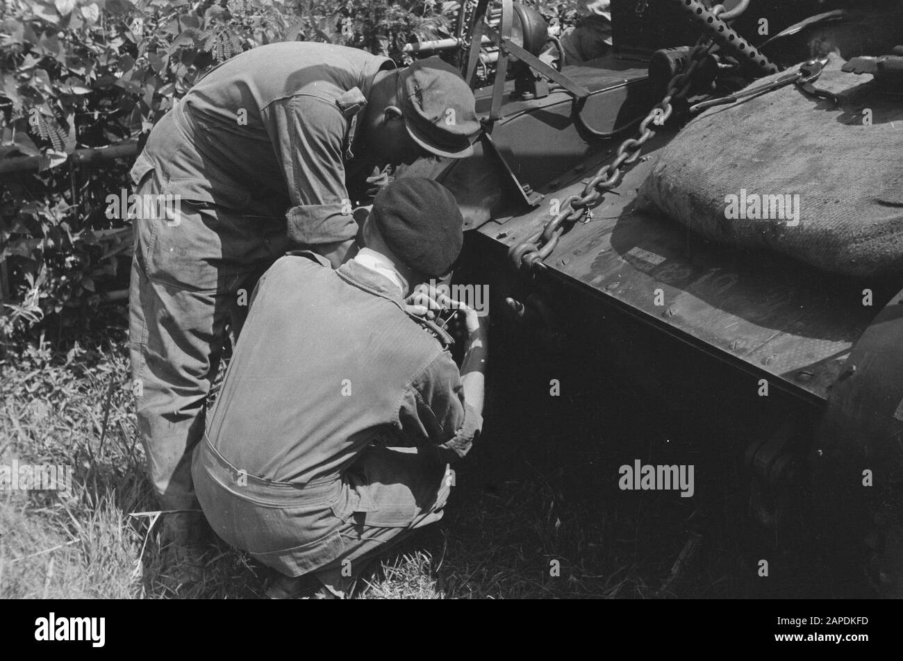 Infantry and armor KNIL Description: Ambarawa. Two soldiers are viewing ...