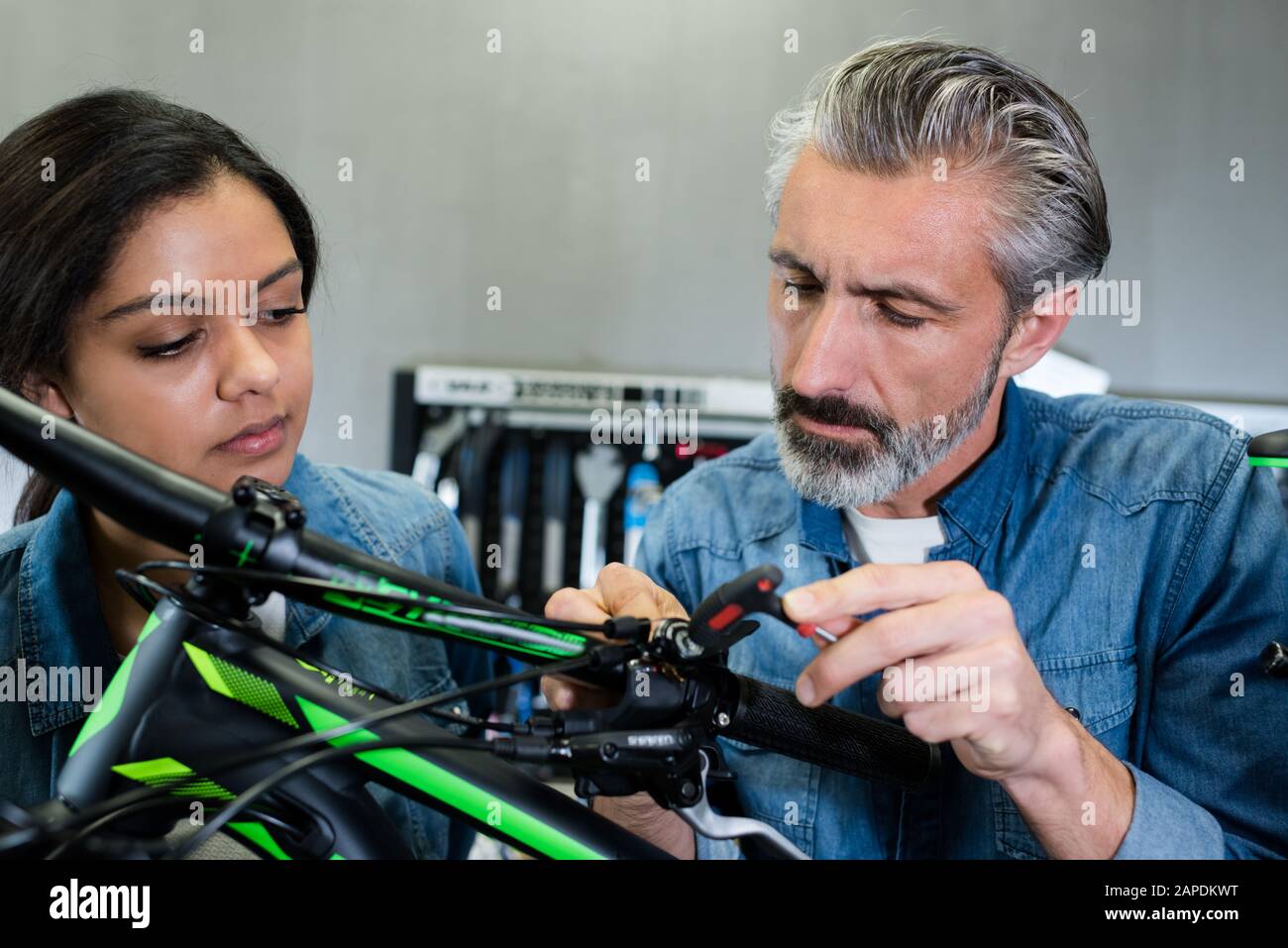 assemble demonstration of a bicycle Stock Photo - Alamy