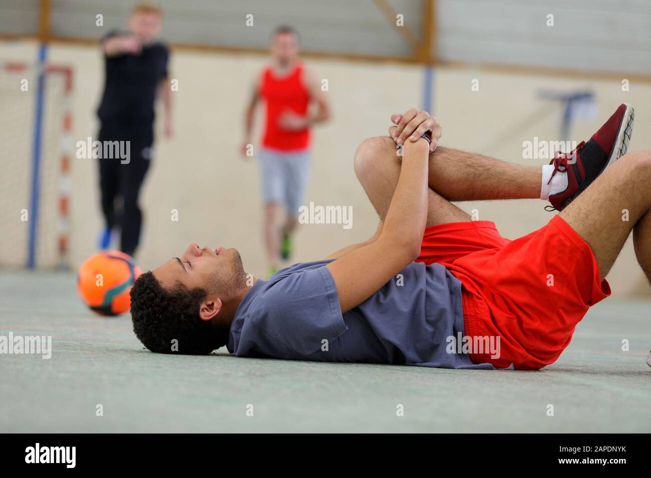 Football player knee injury hi-res stock photography and images - Alamy