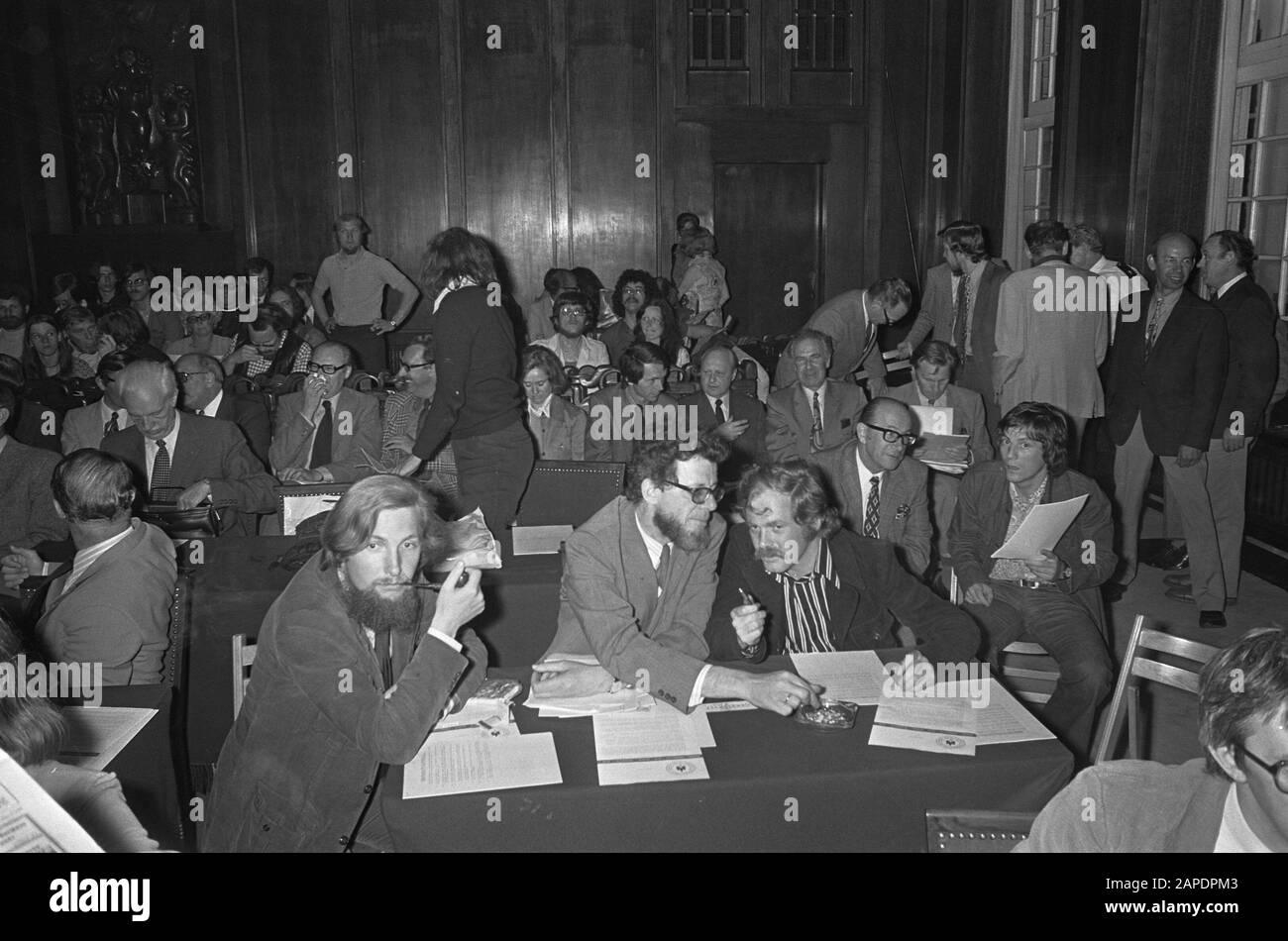 Amsterdam City Council meets about metrobuilding, crowds on public ...