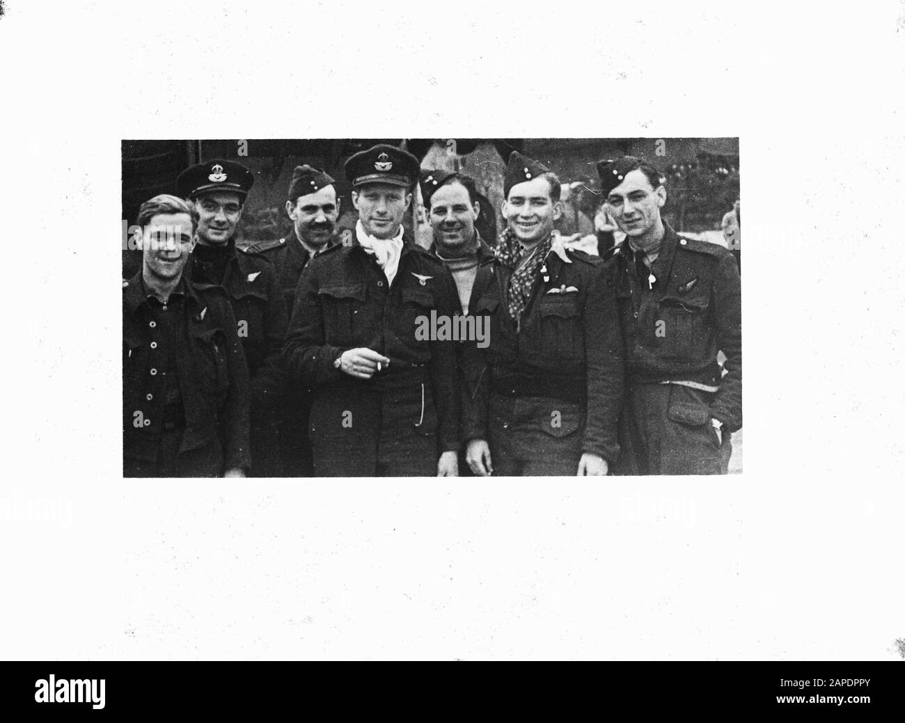 The crew of the Halifax S. for Sugar. In the middle the Dutch pilot ...