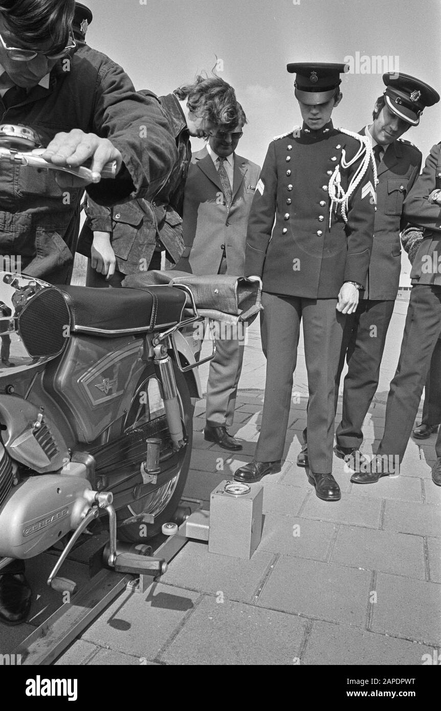 Amsterdam police test mopeds with so-called curvometer Date: April 12 ...