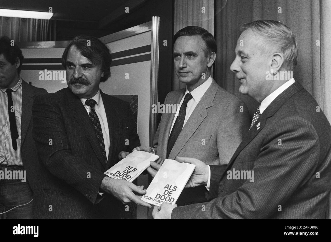 Andre van der Louw (l) offered Dolman (r) and Steenkamp his book Als de ...