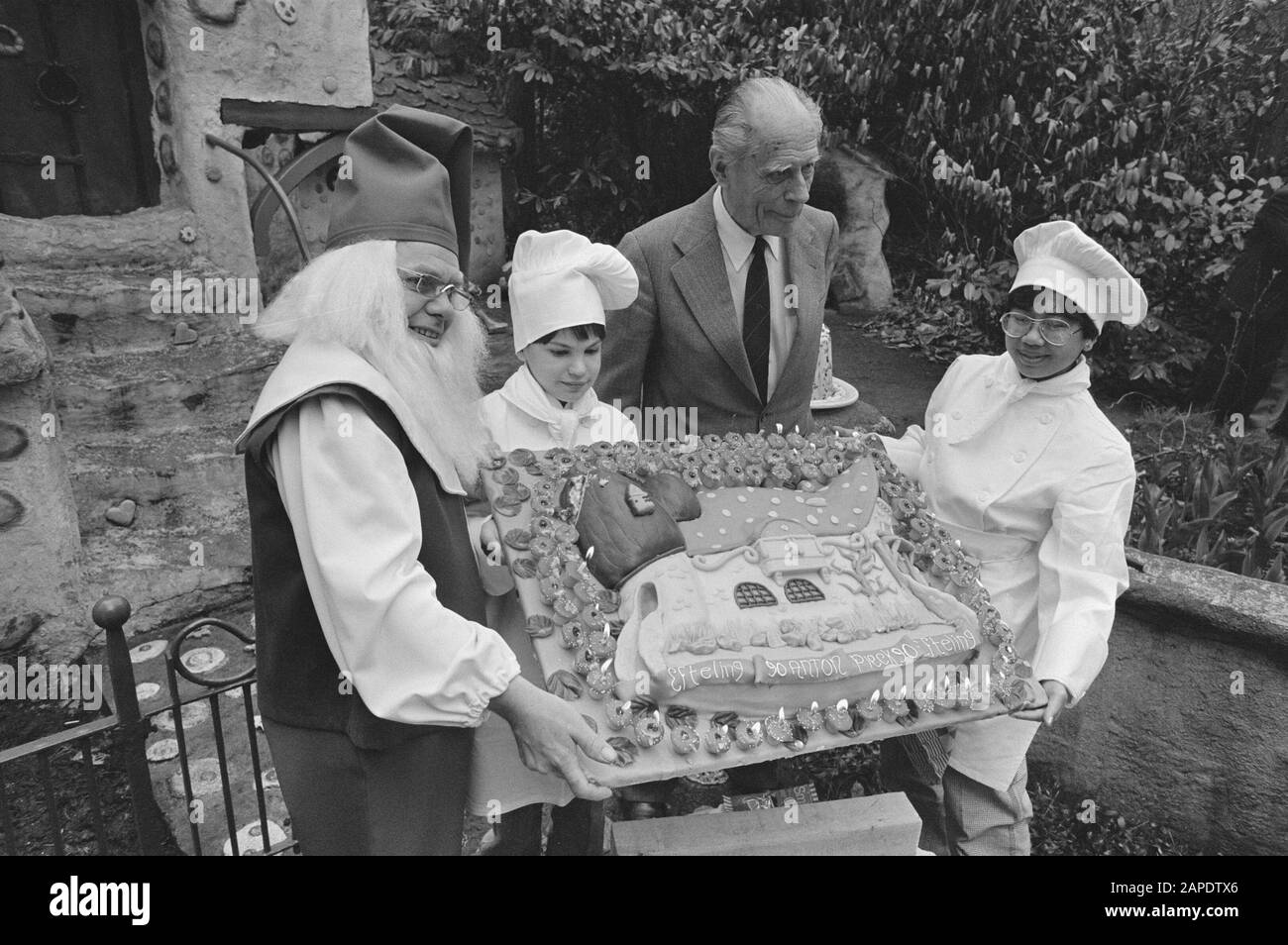 Anton Pieck 90 years; he gets a big cake in the Efteling by a gnome and ...