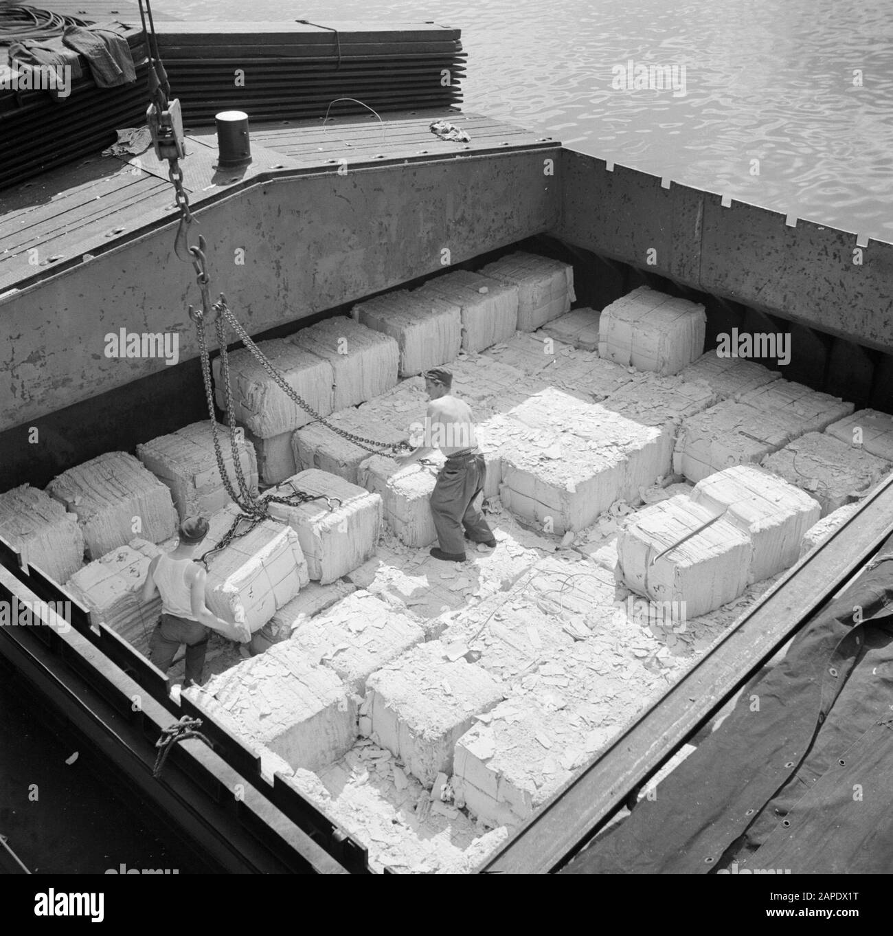 Unloading barges in port hi-res stock photography and images - Alamy