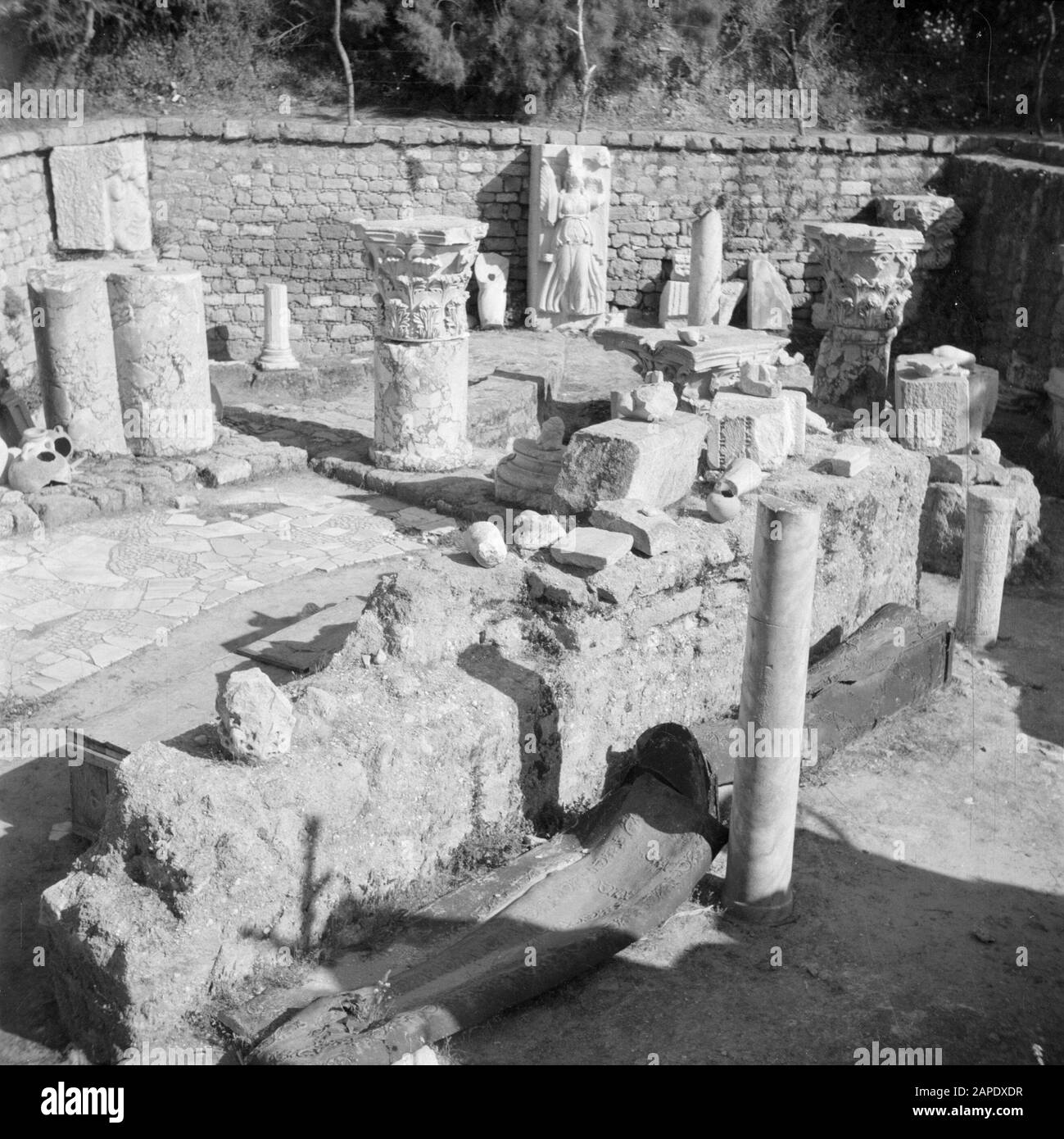 Israel 1948-1949:askalon Description: Archaeological finds, including ...