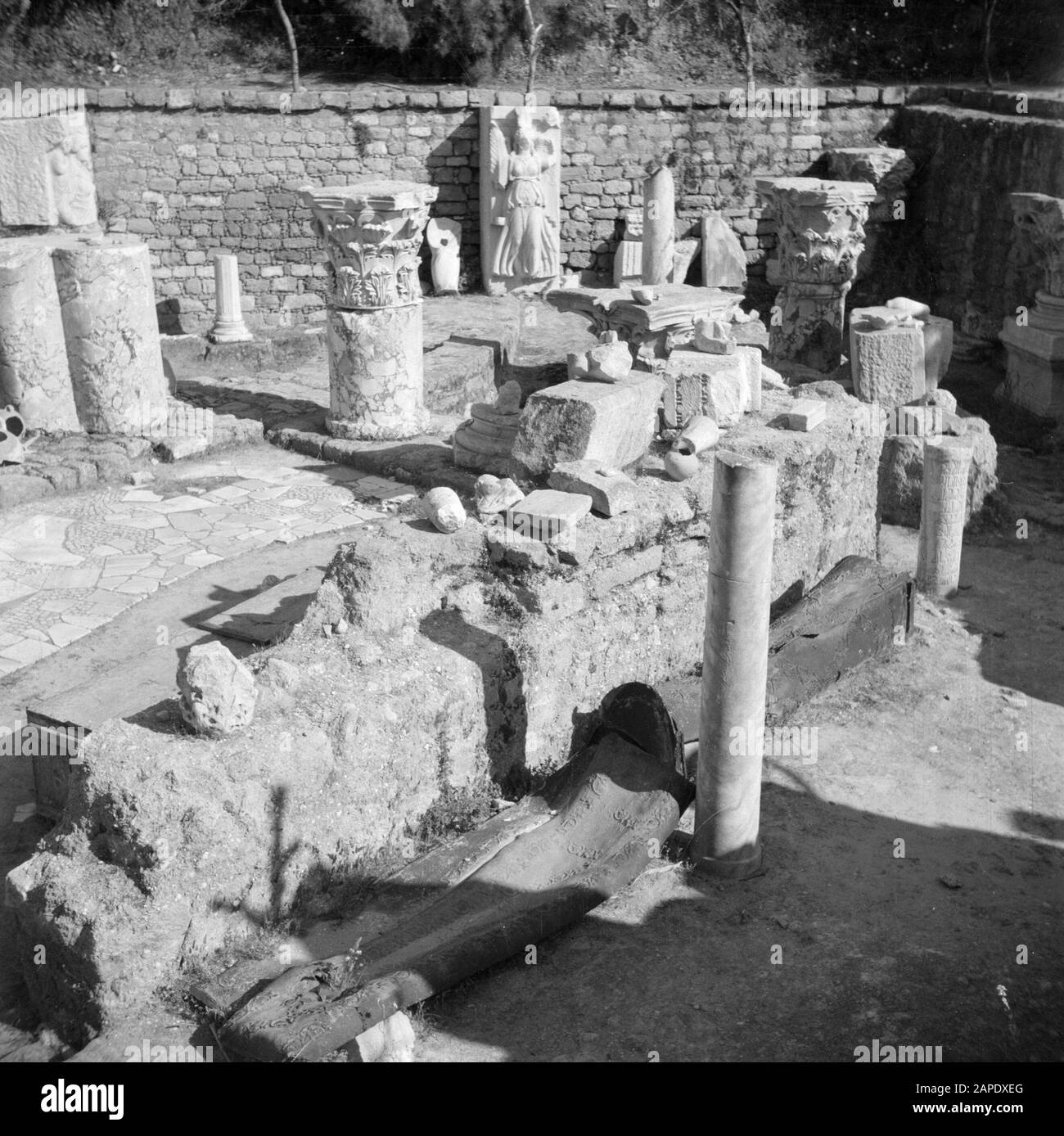 Israel 1948-1949:askalon Description: Archaeological finds, including ...