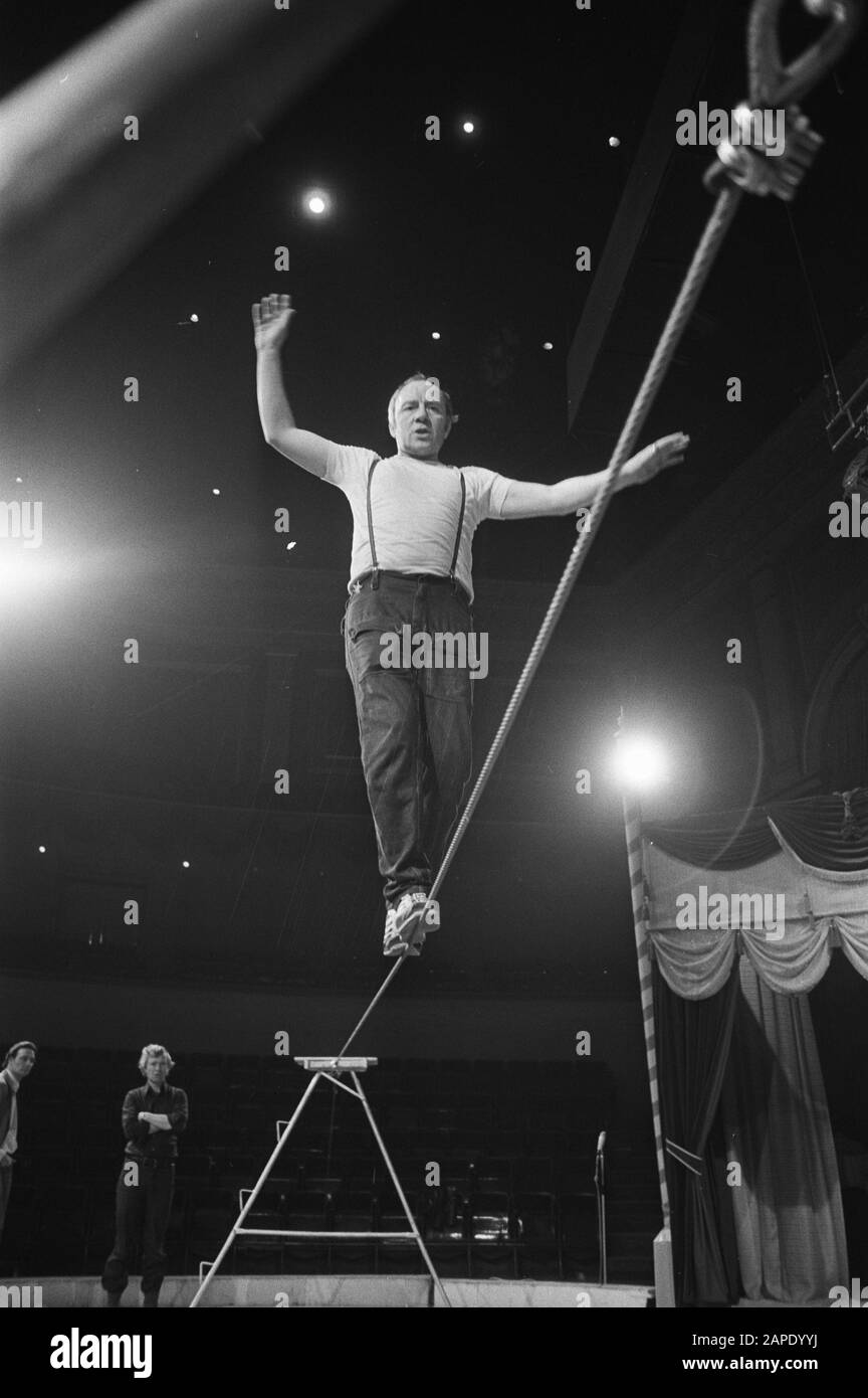 Rope dancer hi-res stock photography and images - Alamy