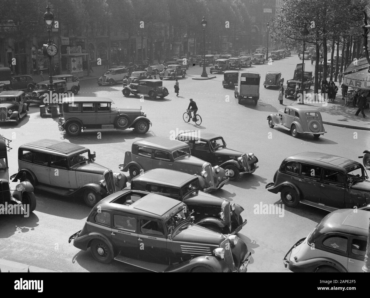 Reportage Paris Description: Cars on the Rue Royale, seen from the ...