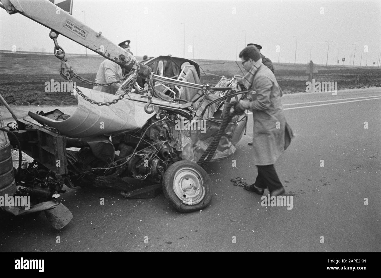 Car accident on IJdoornlaan a dead Date: December 9, 1968 Keywords: Car ...