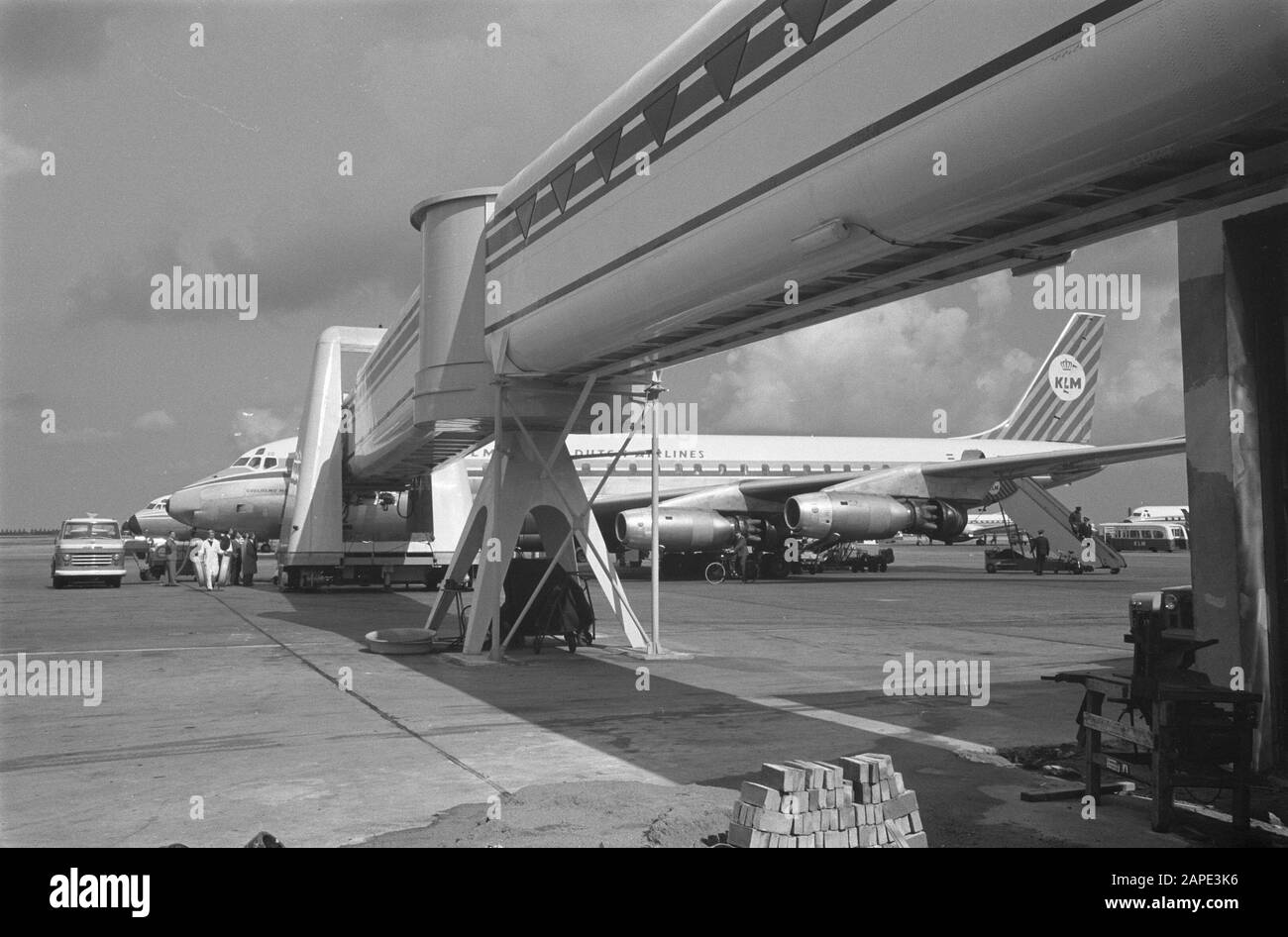 Avio bridge at KLM in use Date: 7 August 1961 Institution name: KLM ...
