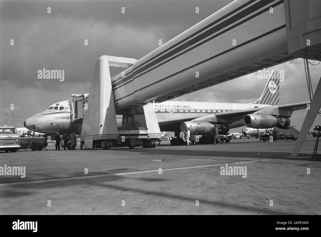 Avio bridge hi-res stock photography and images - Alamy