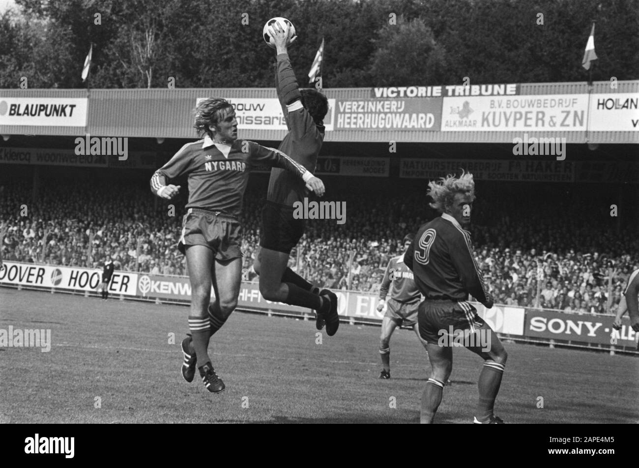 Football 1970s football goalkeepers hi-res stock photography and images ...