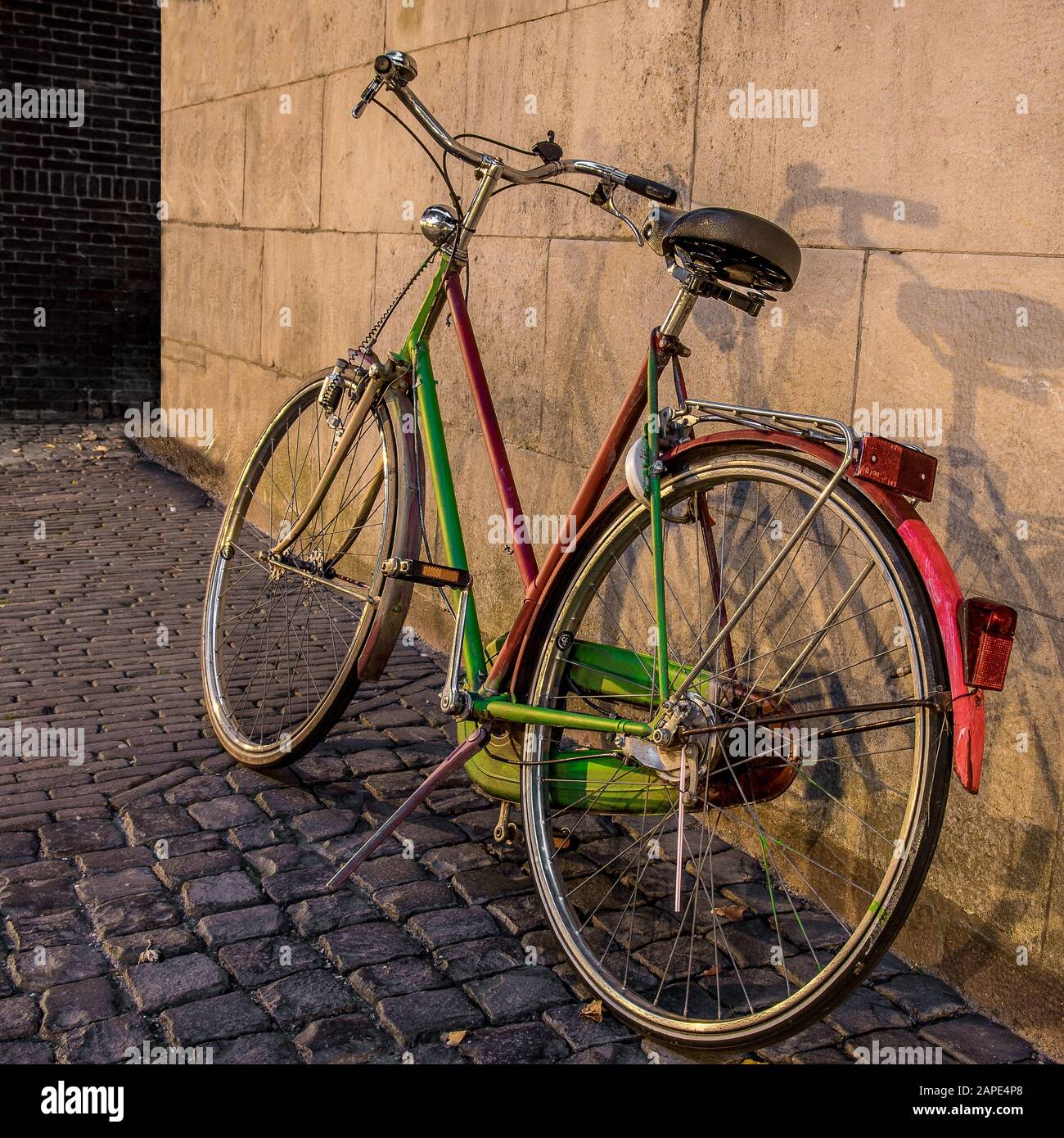 Bicycle leaned against a wall on an alleyway Stock Photo - Alamy