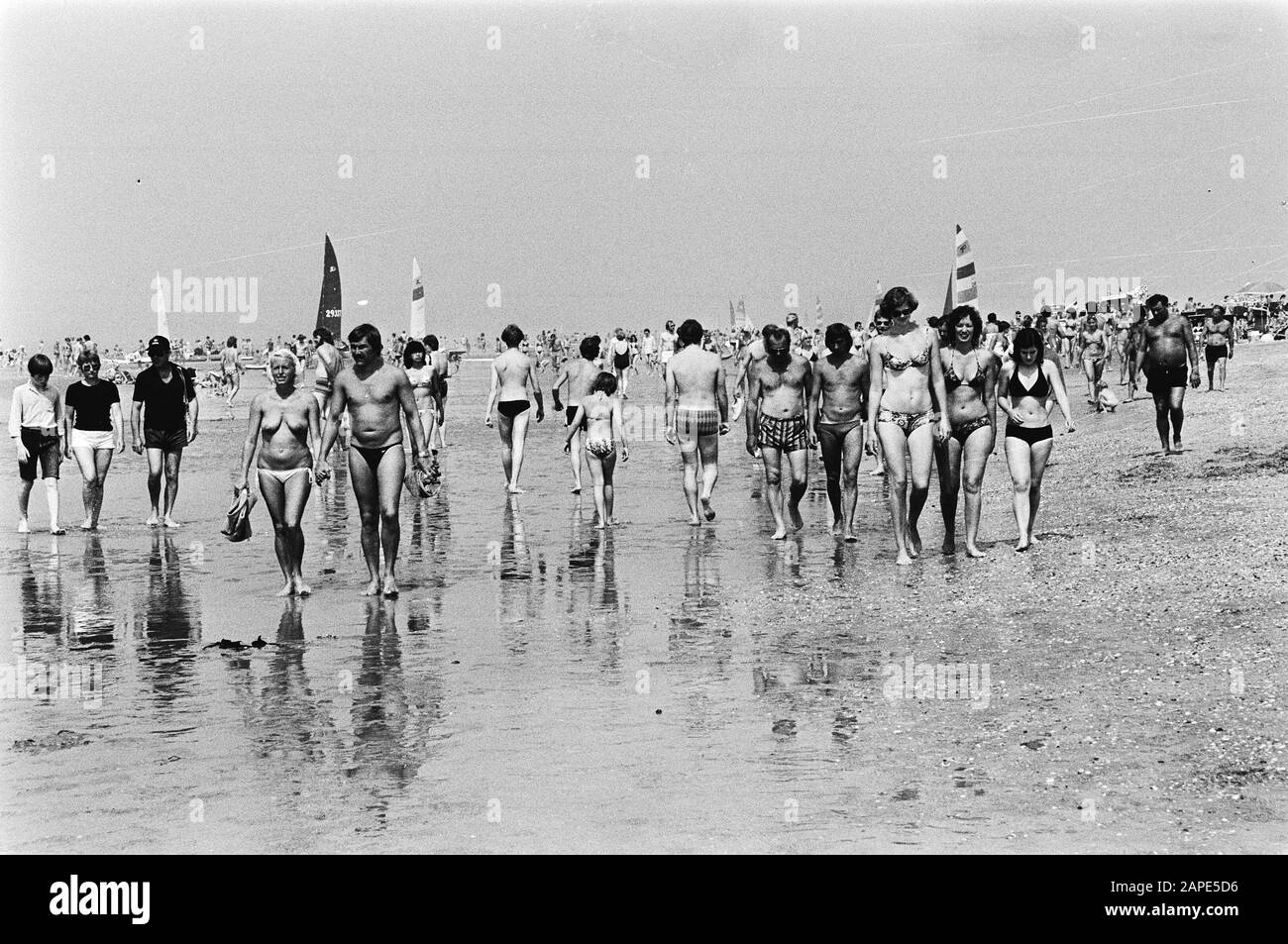 Summer weather, crowds on the beach in Zandvoort Description: seaside ...