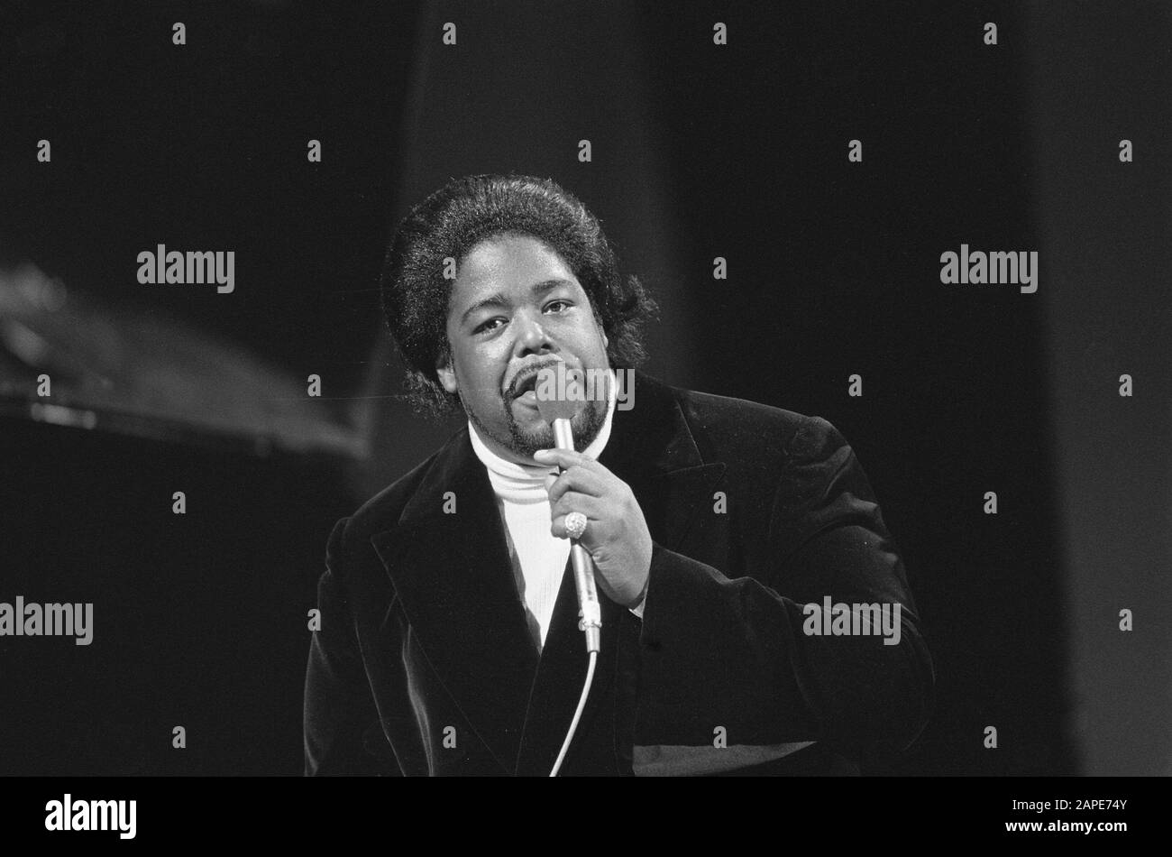 Barry white 1974 hi-res stock photography and images - Alamy