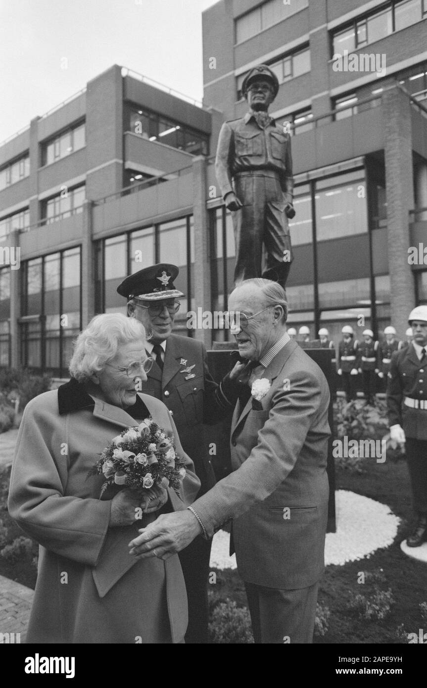 Image Prins Bernhard (in uniform air force) revealed The Hague ...
