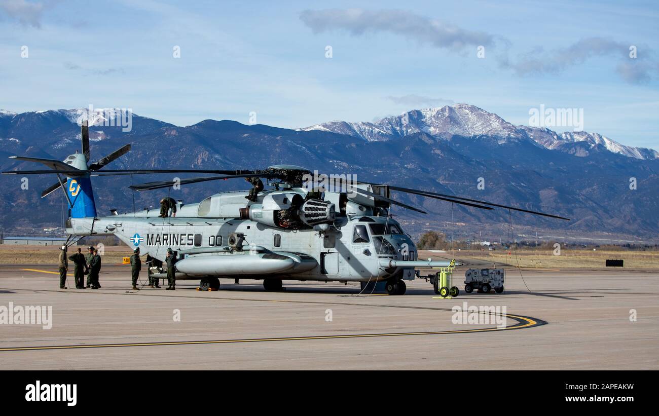 United marine corps aircraft maintenance hi-res stock photography and ...