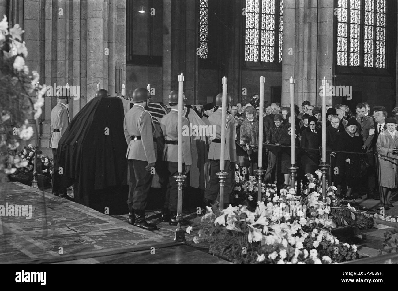 Burial Adenauer, many people brought a final greeting Date: April 24 ...