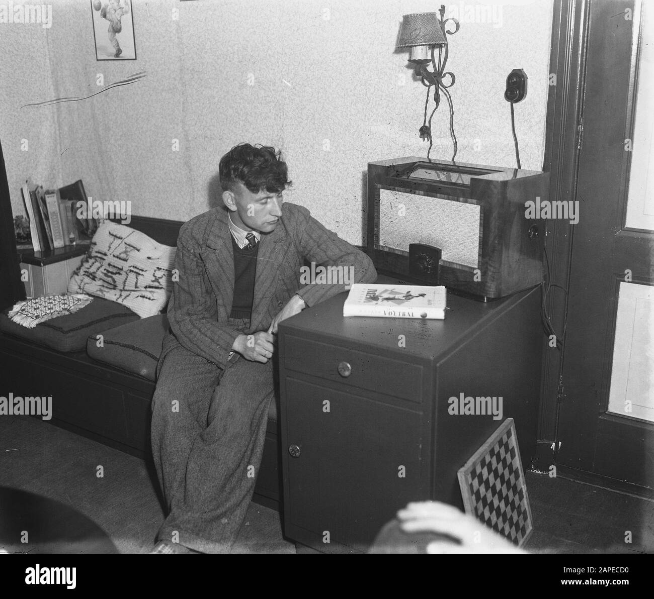 Radio listening 1940s war hi-res stock photography and images - Alamy