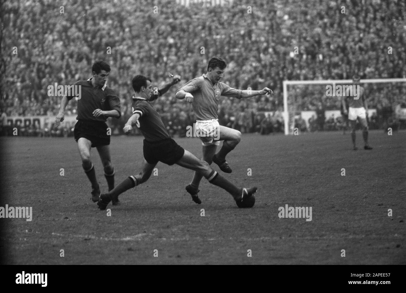 Belgium vs. Holland 2-0, Co Prins is pushed by the Belgian Verbiest ...
