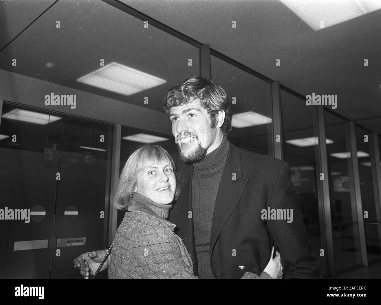 Crew members of Shell supertanker Marpessa, who sank at Dakar, arrived ...