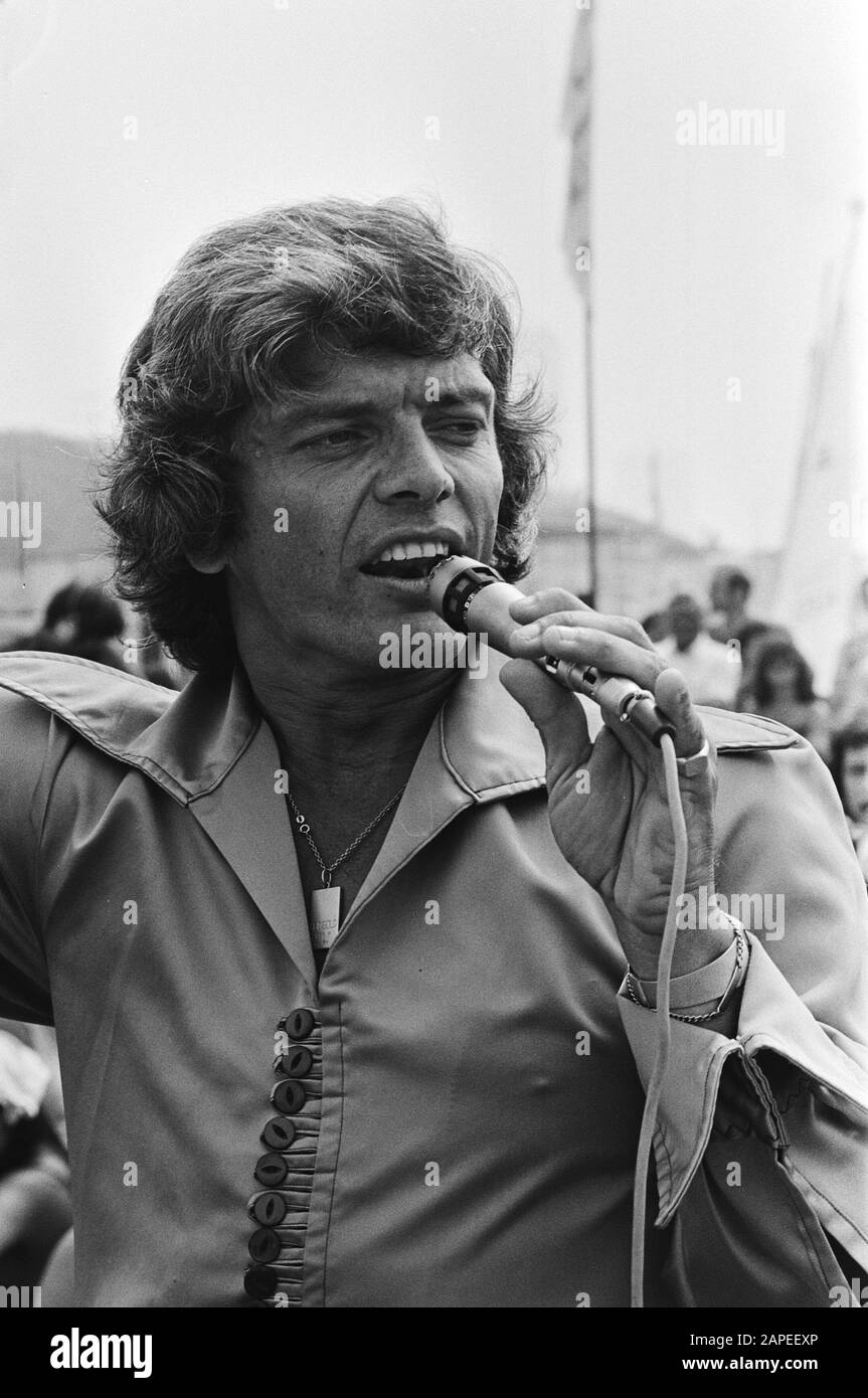 Ben Cramer (singer) in action Date: July 28, 1979 Keywords: portraits ...