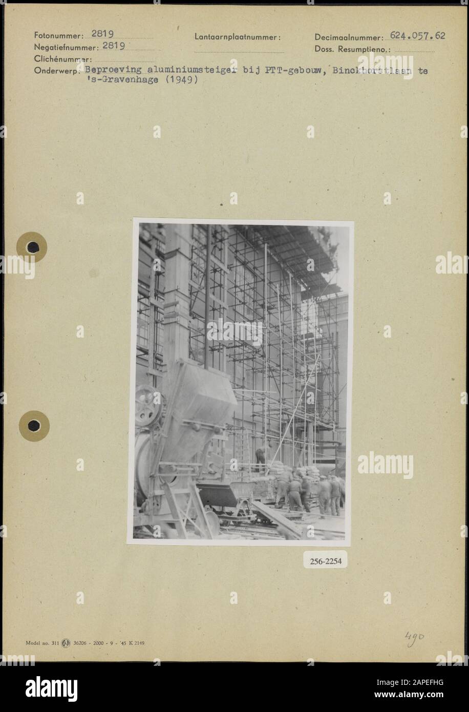 Construction PTT-building in The Hague Description: Trial [test] of an ...