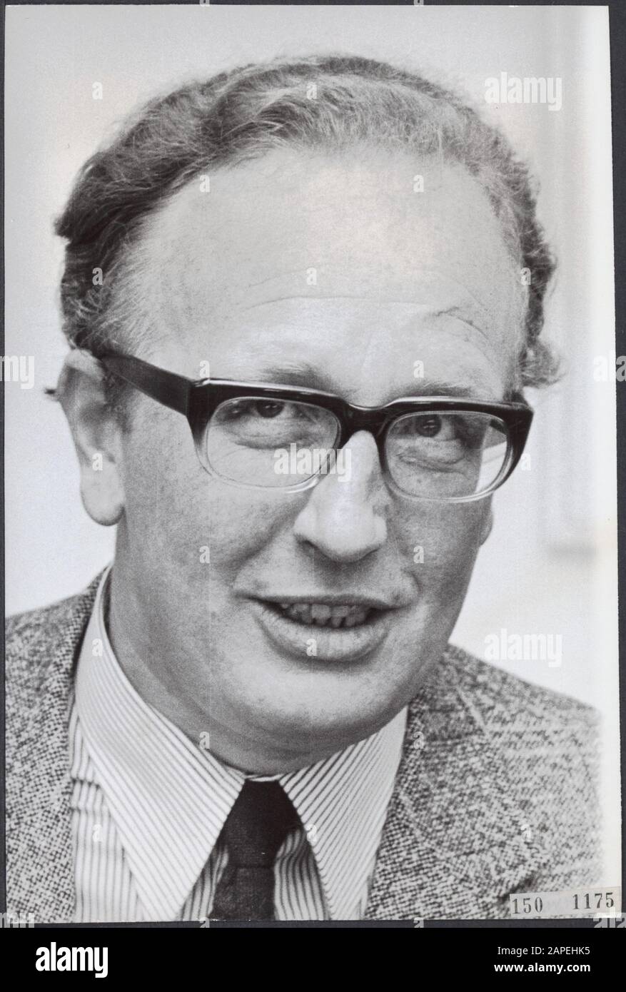 Portraits position hi-res stock photography and images - Alamy