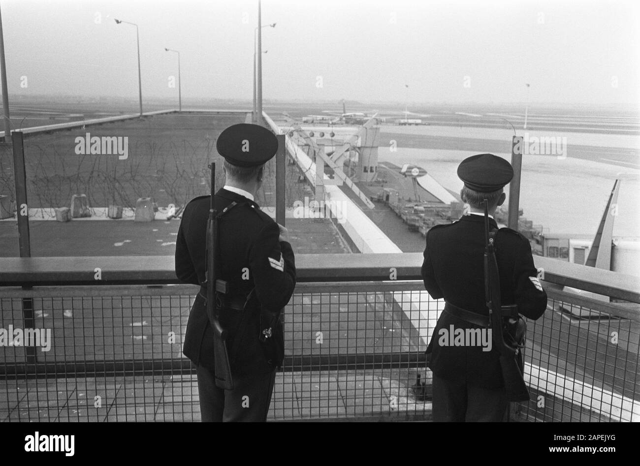 Guard at El Al aircraft at Schiphol: 2 carbine-armed State Police ...