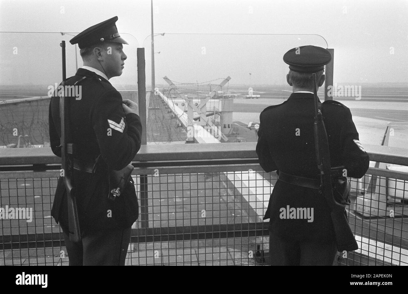 Guard at El Al aircraft at Schiphol: 2 carbine-armed State Police ...