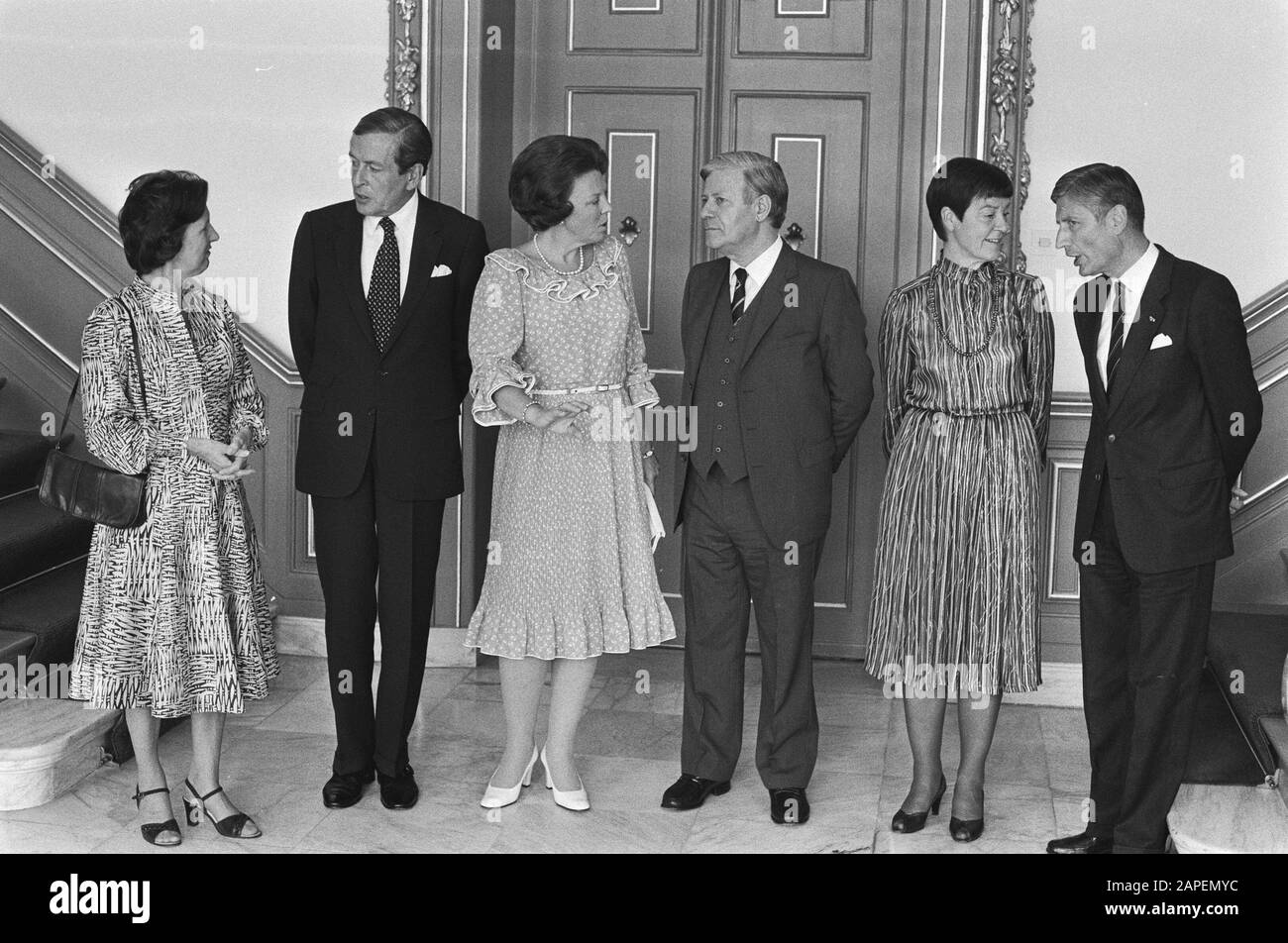 Visit Chancellor Helmuth Schmidt; v.l.n.r. Mrs. Van Agt, Claus, Beatrix ...