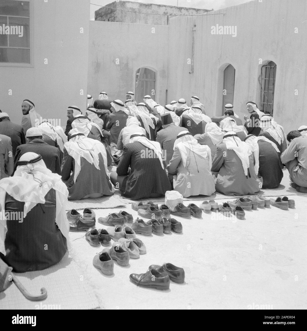 Muslims praying mosque Black and White Stock Photos & Images - Alamy