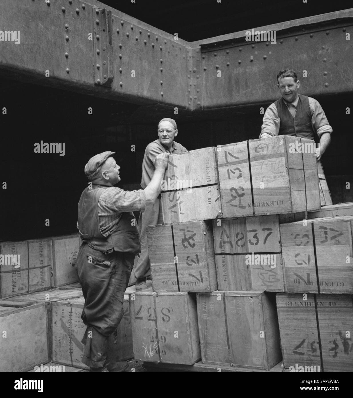 Dockworkers hi-res stock photography and images - Alamy