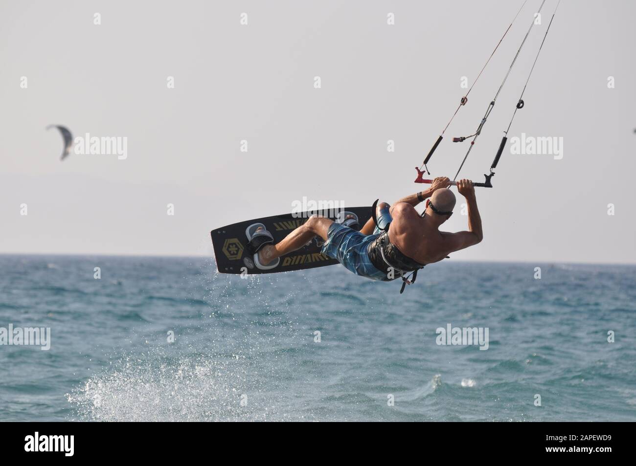 Kitesurfen im meer hi-res stock photography and images - Alamy