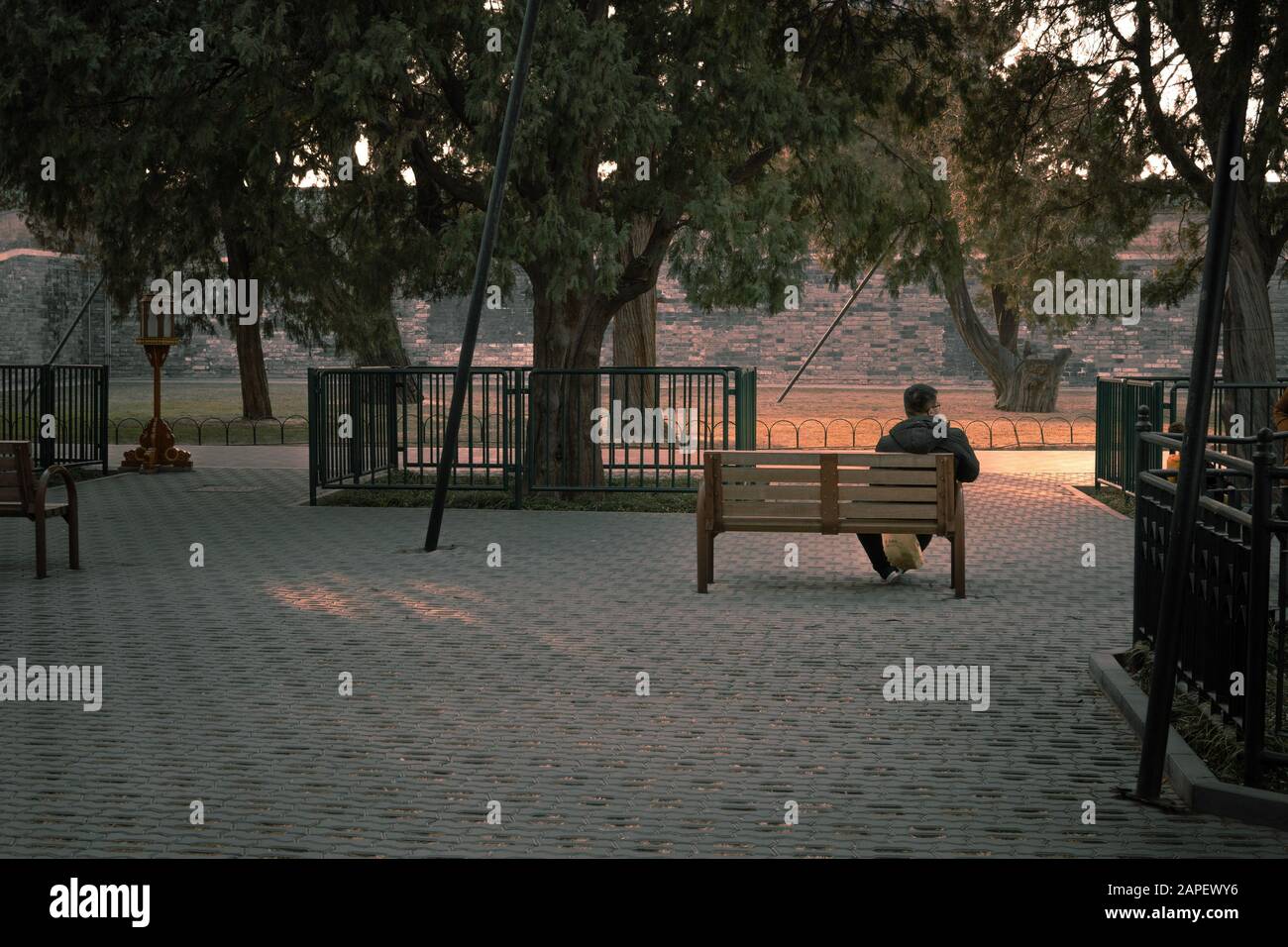China park bench hi-res stock photography and images - Alamy