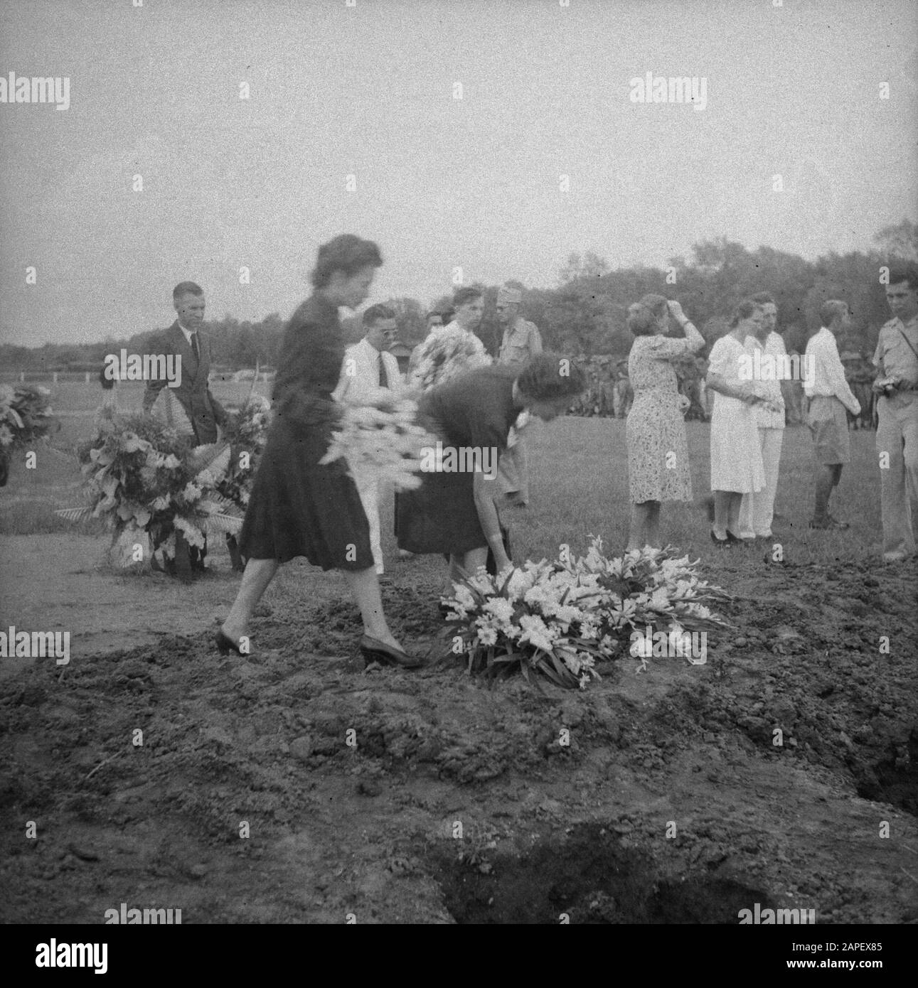 Reburial honorary field Antjol Description: [Burial of 24 executed by ...
