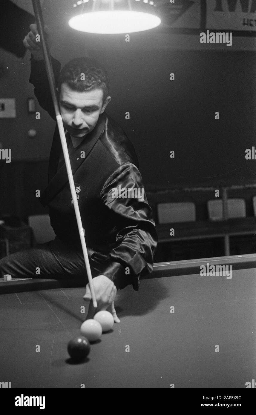 Dutch championship billiards at Oldenzaal Description: Biljarter Henk ...
