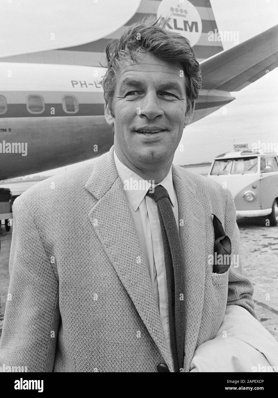 Arrival Bill Travers (film actor) at Schiphol Airport (head Stock Photo ...