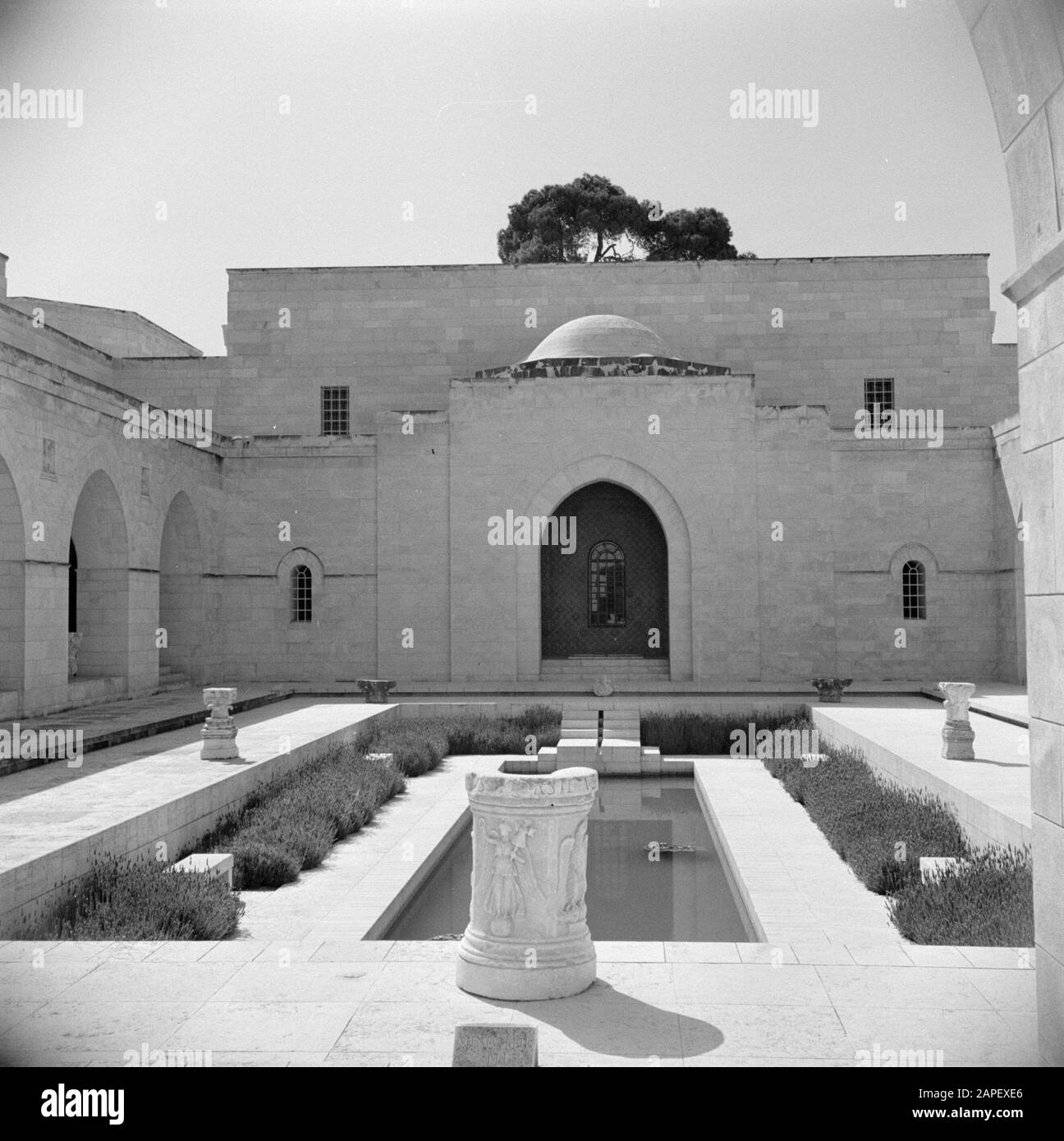 Courtyard water feature hi-res stock photography and images - Alamy