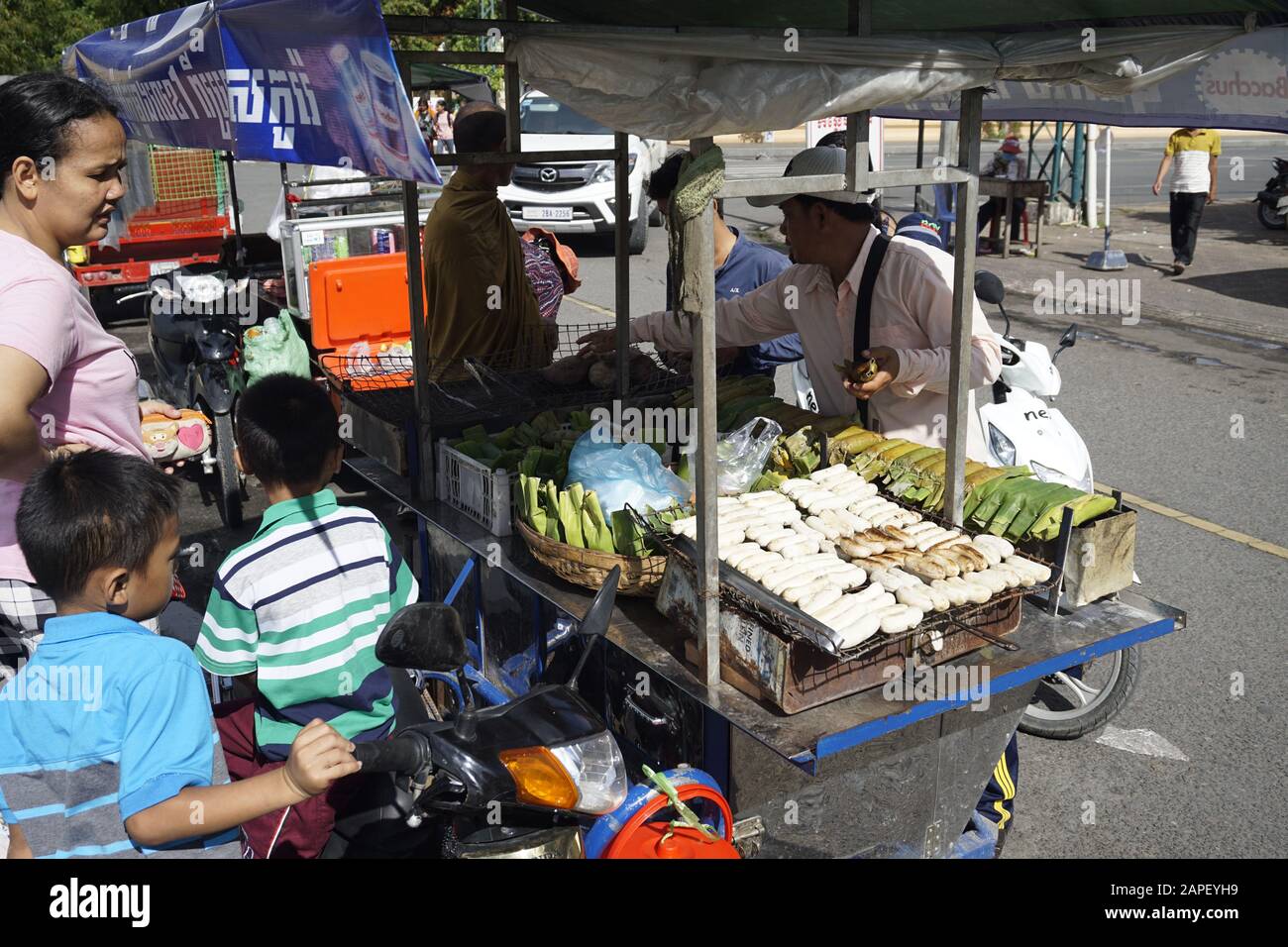 roadside vendor selling street food in Phnom Penh, Cambodia Stock Photo ...