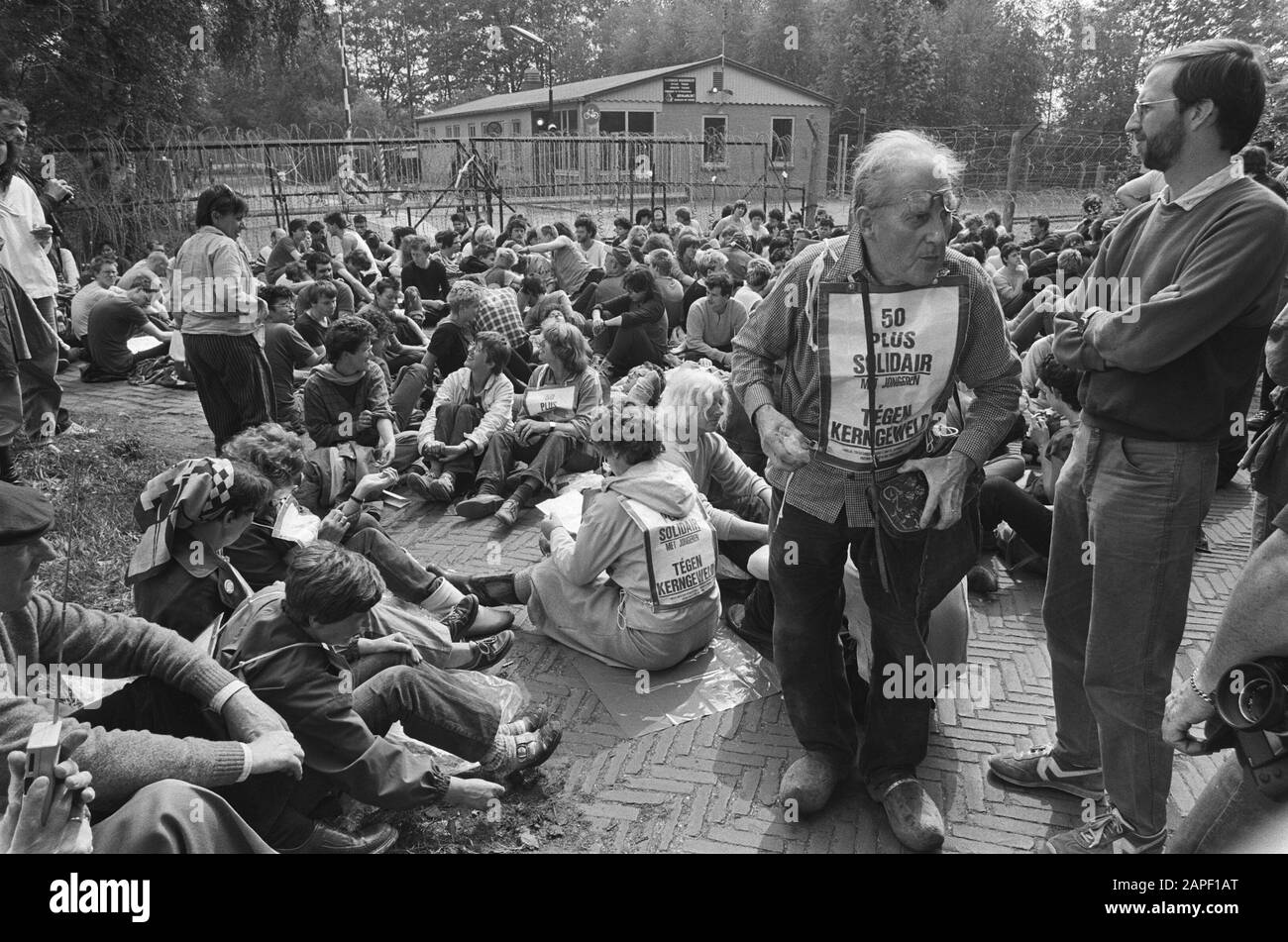 Blockades at Woensdrecht; young and old at blockade main entrance Date ...