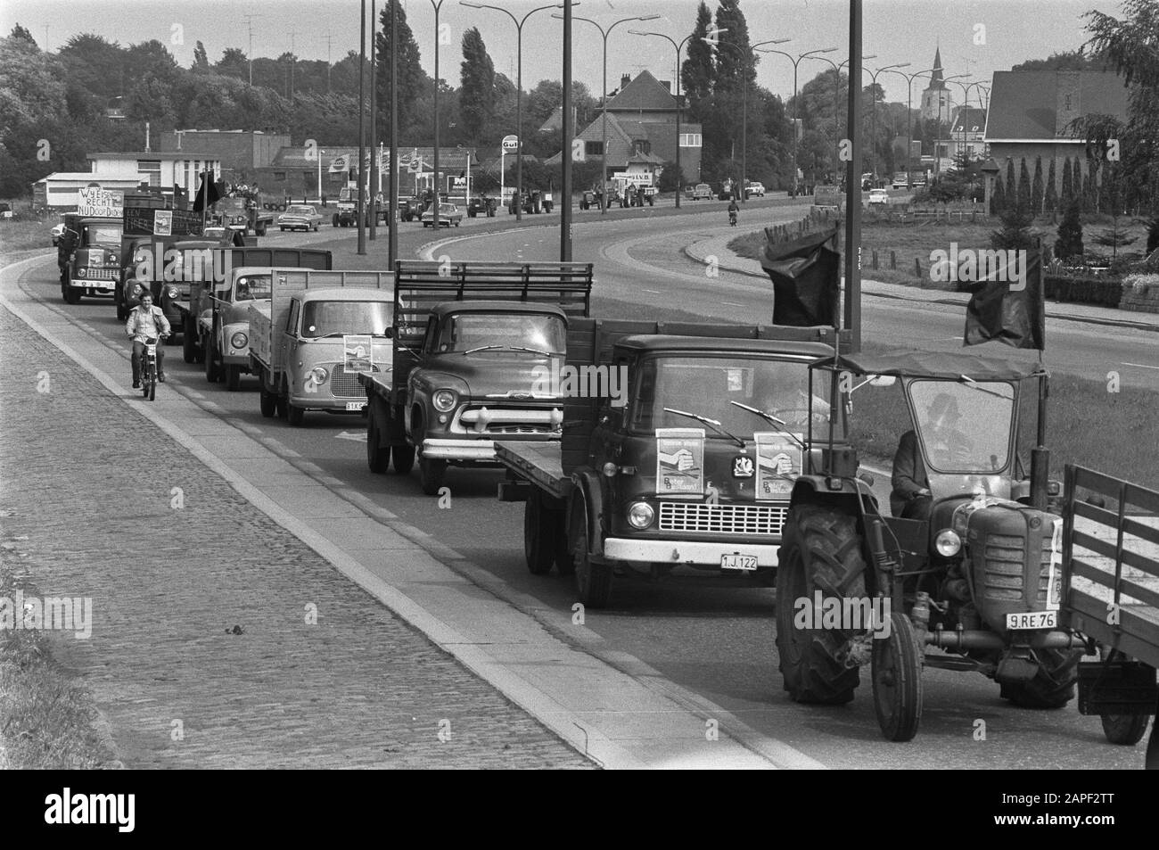 Vehicles in row Black and White Stock Photos & Images - Alamy