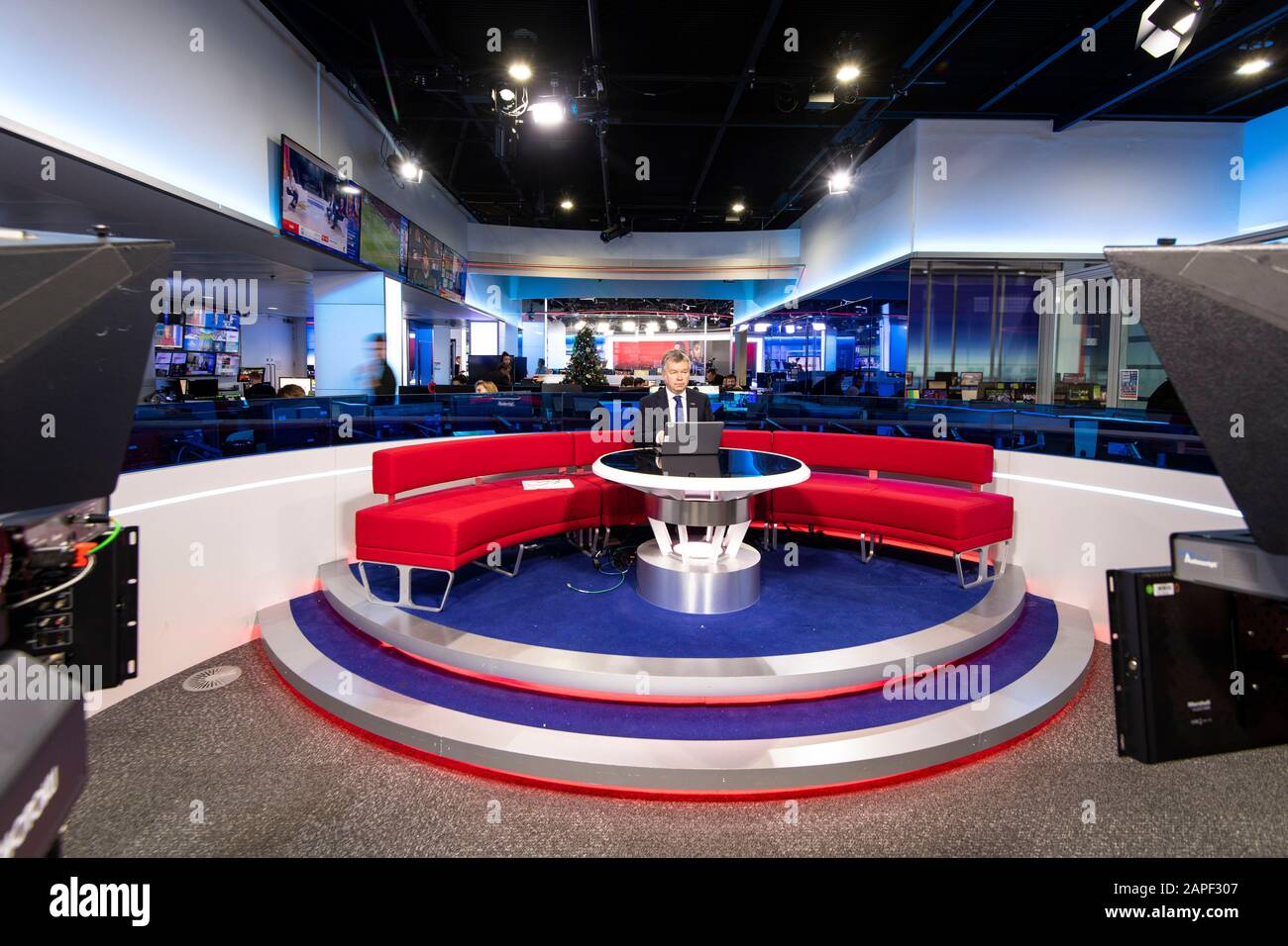 Sky news studio hi-res stock photography and images - Alamy