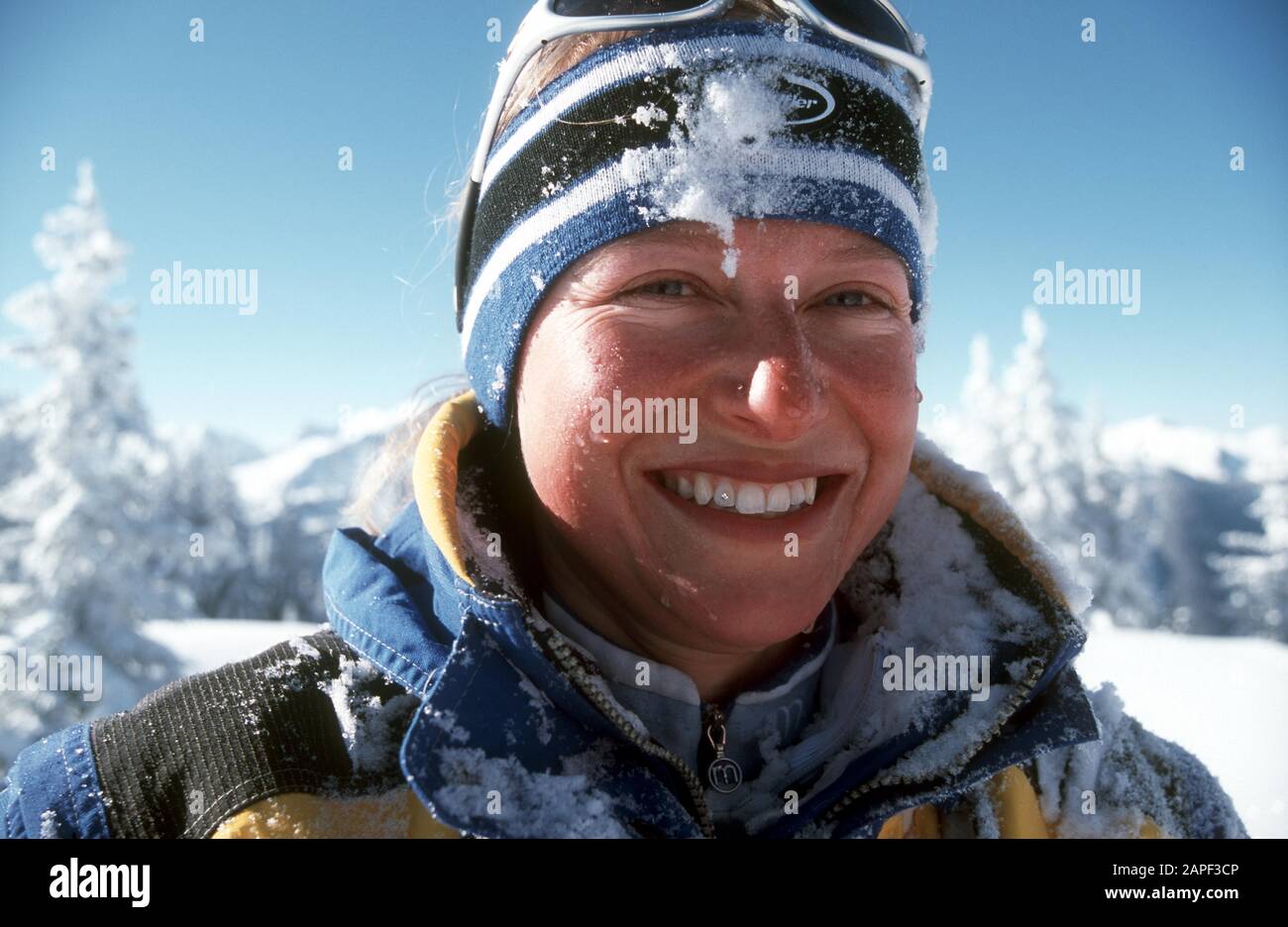 Junge Frau, Winterspaß in den Österreichischen Alpen - Young Woman ...