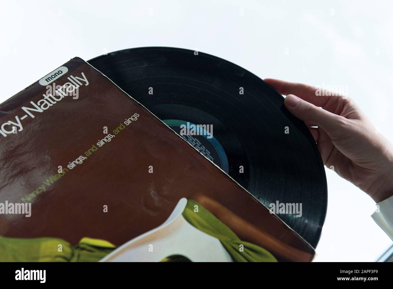 playing a vinyl record Stock Photo - Alamy