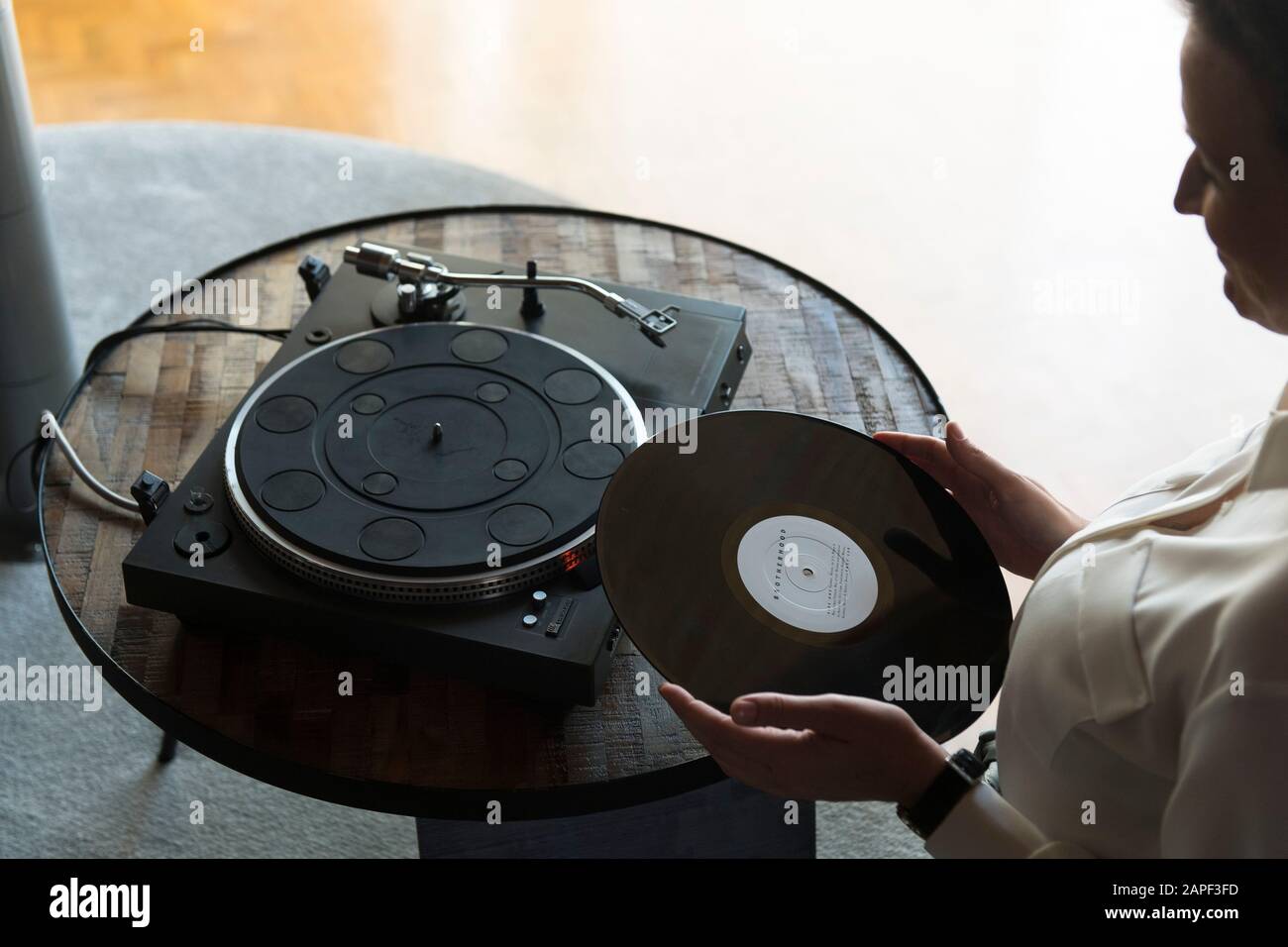 playing a vinyl record Stock Photo - Alamy