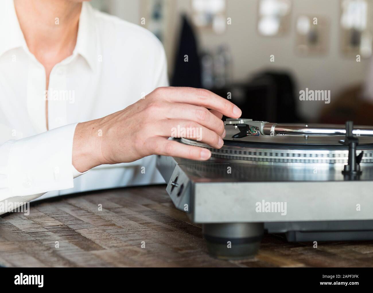playing a vinyl record Stock Photo - Alamy